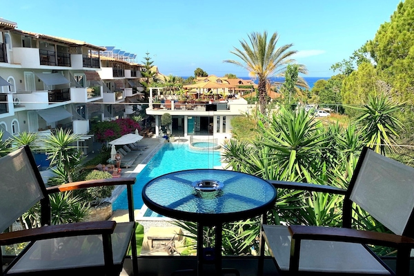 Apartamento Superior, 1 quarto, vista para a piscina | Vista da varanda