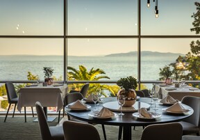 2 restaurantes: servem pequenos-almoços, almoços e jantares