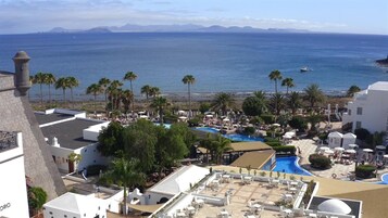 6 piscinas exteriores, guarda-sóis, espreguiçadeiras 