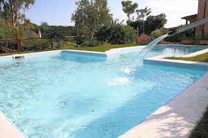 Piscina exterior, espreguiçadeiras 