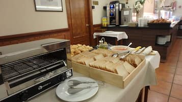 Buffet montado com forno elétrico para torradas, pão e acompanhamentos.