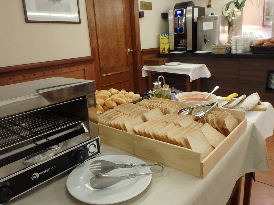 Buffet montado com forno elétrico para torradas, pão e acompanhamentos.