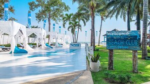 Uma praia privada, toldos de praia gratuitos, espreguiçadeiras 