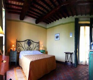 Frigobar, cofres nos quartos, escrivaninha, berços grátis