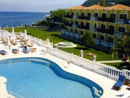 Piscina externa, guarda-sóis, espreguiçadeiras