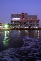 Fachada da propriedade à noite