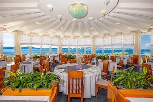 Serviço de café da manhã, culinária internacional, vistas para o mar