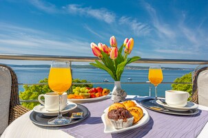 Serviço de café da manhã, culinária internacional, vistas para o mar 