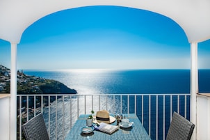 Quarto casal luxo, sacada, vista para o mar | Vista da sacada