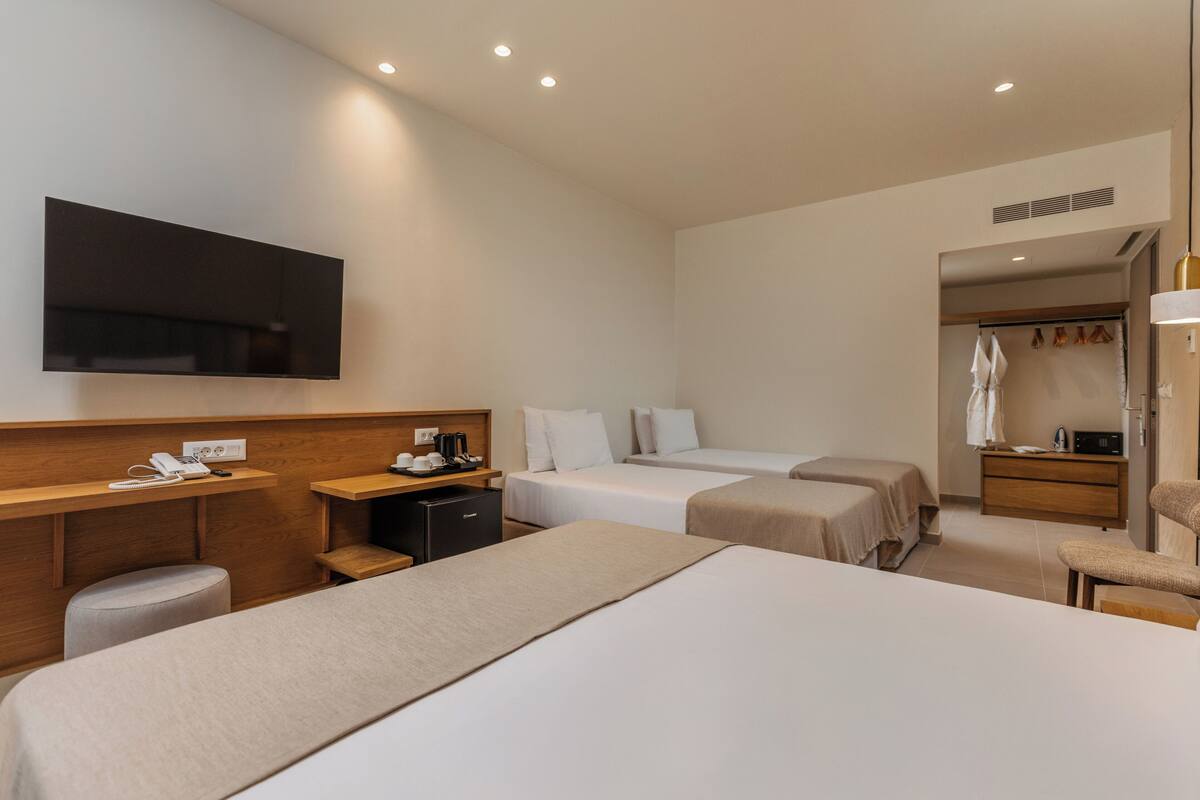 1 Bedroom Family Room | Roupa de alta qualidade, camas de colchão pillowtop, minibar 