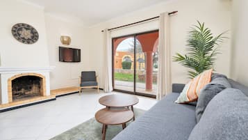 Apartamento, 2 quartos | Sala de estar | Televisor, lareira