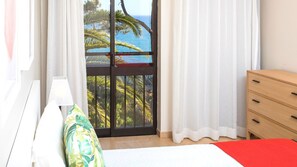 Apartamento, 1 quarto, vista para o mar | 1 quarto, cofre no quarto, cortinas/cortinados opacos