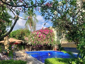 Terraço com espreguiçadeiras