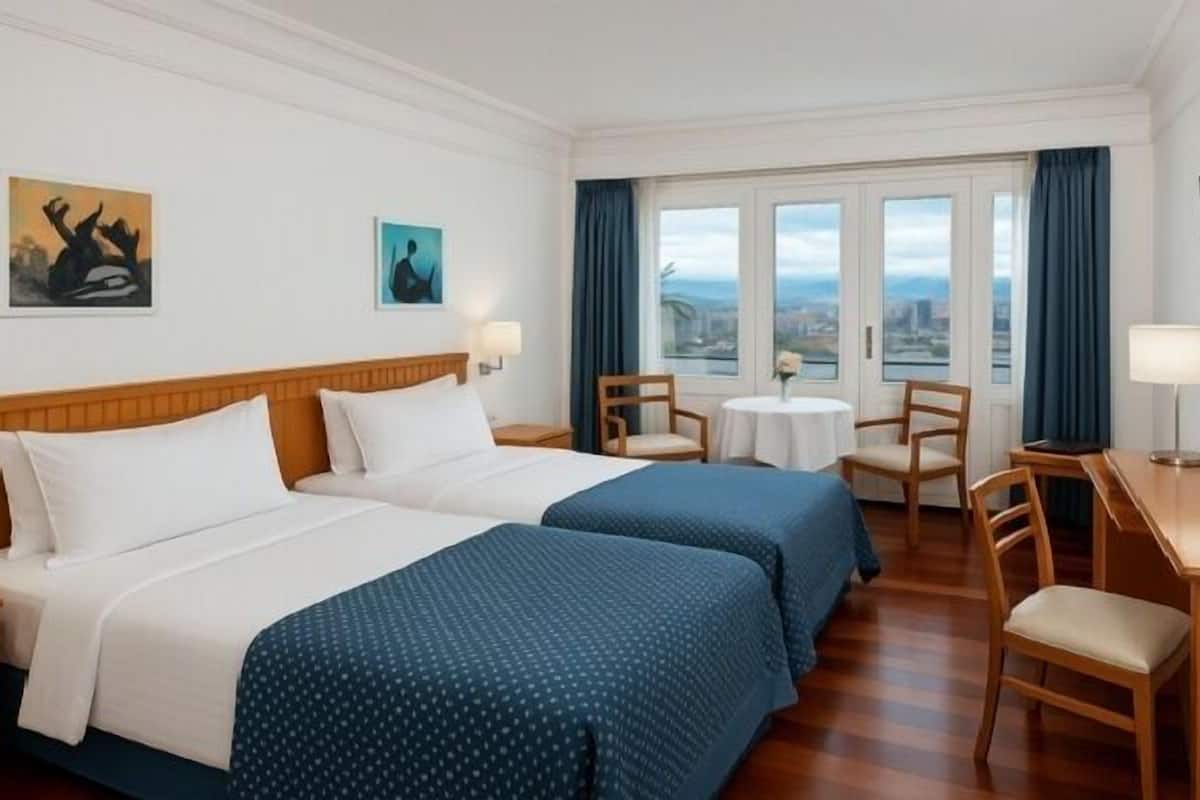 Quarto Standard, várias camas | Lençóis de algodão egípcio, edredões de penas, minibar, cofre no quarto