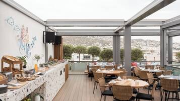 Café da manhã com buffet grátis todos os dias