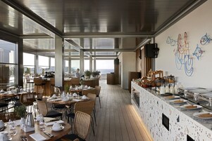 Café da manhã com buffet grátis todos os dias