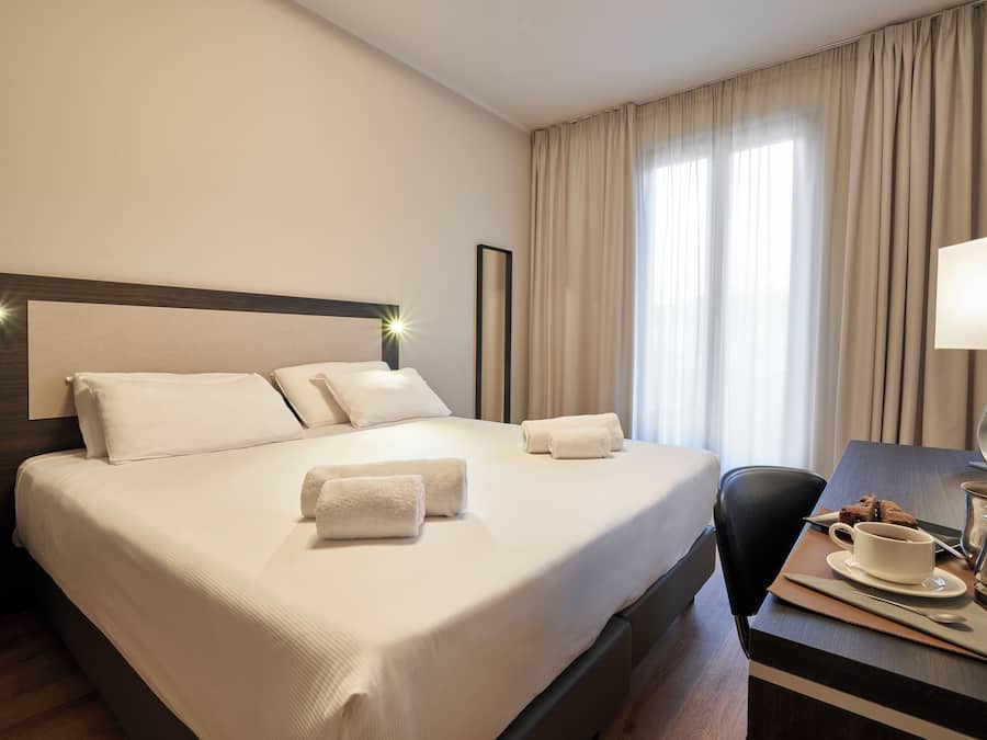 Quarto casal ou duplo superior | Frigobar, cofres nos quartos, escrivaninha