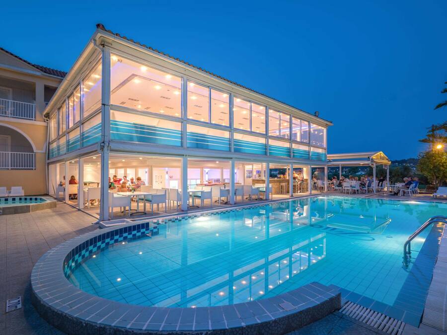 Piscina externa sazonal, funciona das 10h às 18h, guarda-sóis