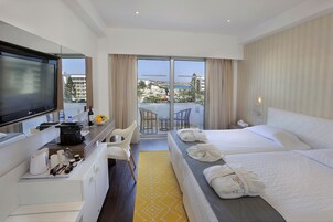 Quarto luxo, 1 quarto, vista parcial para o mar | Cofres nos quartos, escrivaninha, cortinas blackout