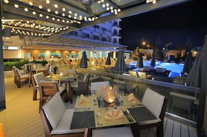 2 restaurantes, é servido jantar