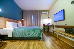 Frigobar, cofres nos quartos, escrivaninha, quartos à prova de som