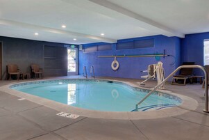 Piscina interior, da(s) 10:00 à(s) 22:00, espreguiçadeiras 