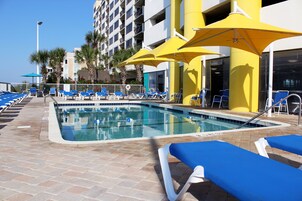 Piscina interior, piscina exterior, guarda-sóis, espreguiçadeiras 