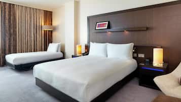 Quarto, 1 cama Queen (with rollaway bed) | Roupas de cama antialérgicas, cofres nos quartos, escrivaninha