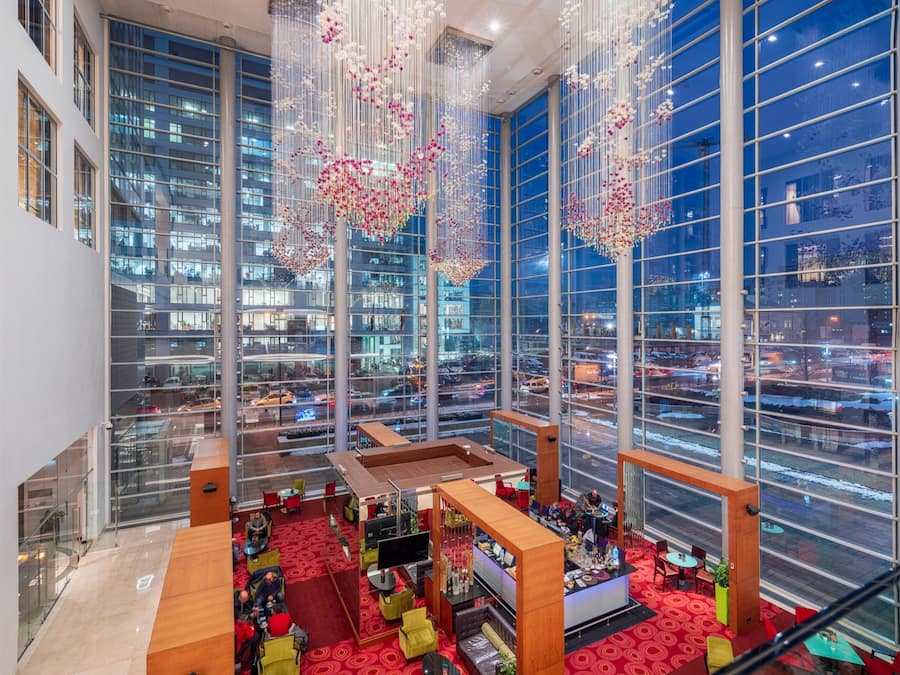 Serve pequenos-almoços, almoços e jantares