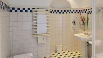 Um banheiro com piso xadrez, pia, espelho, porta-toalhas e vaso sanitário.