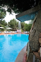 Piscina externa sazonal, funciona das 10h às 19h, guarda-sóis