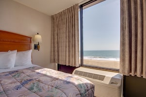 Quarto standard, 2 camas Queen, geladeira e micro-ondas, de frente para o oceano | Vista para praia/oceano