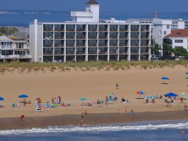 Um hotel à beira-mar com várias varandas com vista para o oceano.