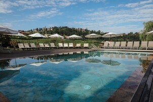 Piscina externa, funciona das 9h às 19h30, guarda-sóis, espreguiçadeiras