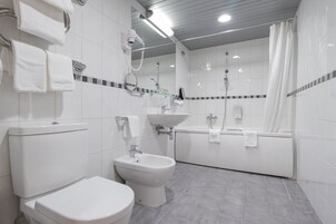 Quarto superior | Banheiro | Produtos de toalete grátis, secador de cabelo, toalhas de banho
