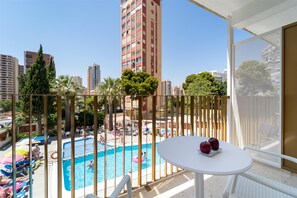 Quarto duplo, sacada, vista para a piscina | Vista do quarto