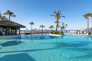 Piscina interior, 4 piscinas exteriores, guarda-sóis, espreguiçadeiras 