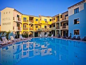 Piscina exterior sazonal, guarda-sóis 
