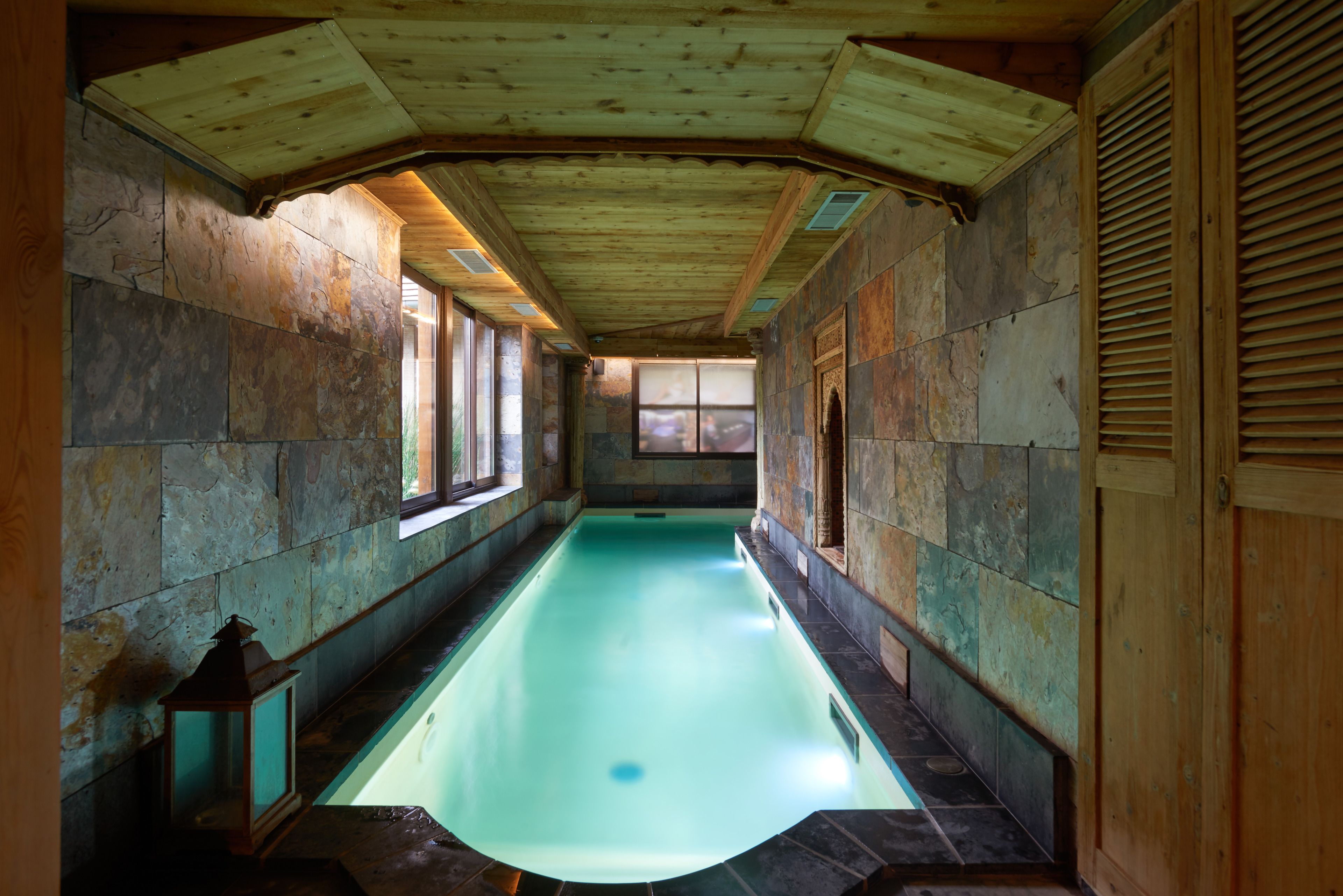 Piscina interna, funciona das 10h30 às 19h, espreguiçadeiras