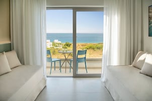 Cofre no quarto, cortinas/cortinados opacos, berços/camas para crianças