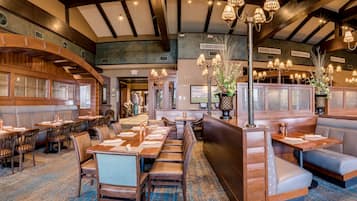 11 restaurantes, pequenos-almoços servidos, cozinha americana
