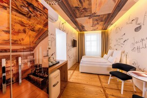 Quarto solteiro empresarial | 1 quarto, roupas de cama premium, frigobar, cofres nos quartos