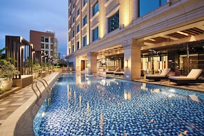 Piscina externa, guarda-sóis, espreguiçadeiras