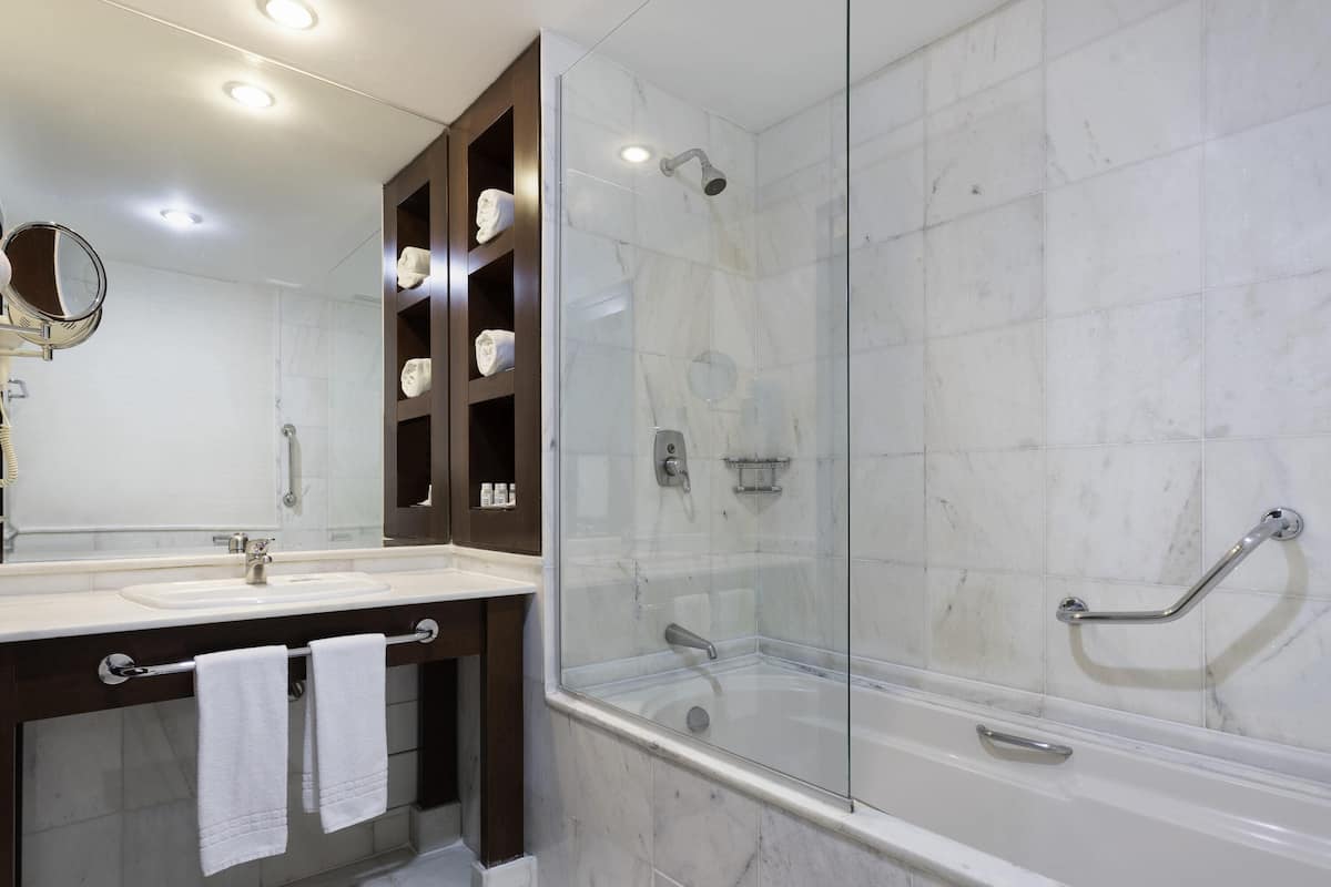 Roupas de cama premium, frigobar, cofres nos quartos, cortinas blackout