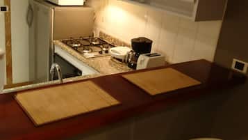 Geladeira grande, micro-ondas, cooktop, cafeteira/chaleira