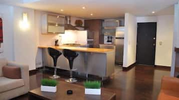 Suíte presidencial | Cozinha privada | Geladeira grande, micro-ondas, cooktop, cafeteira/chaleira