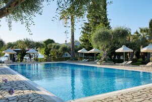 Piscina exterior, guarda-sóis, espreguiçadeiras 