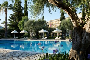 Piscina externa, guarda-sóis, espreguiçadeiras