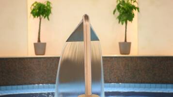 Piscina interior, espreguiçadeiras, nadadores-salvadores no local