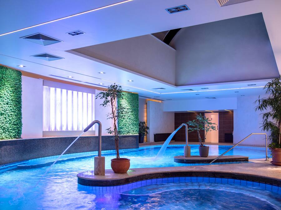 Piscina interna, espreguiçadeiras, salva-vidas no local